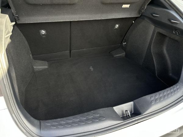 White Toyota C-HR 2020 in Kaunas, with an engine capacity of 1.80 L and mileage of 102 thousand km for 20472 €, photo 11 on AUTOMOTO.COM.LV