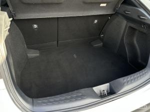 White Toyota C-HR 2020 in Kaunas, with an engine capacity of 1.80 L and mileage of 102 thousand km for 20472 €, photo 11 on AUTOMOTO.COM.LV