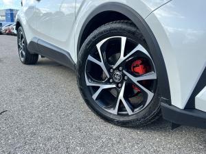 White Toyota C-HR 2020 in Kaunas, with an engine capacity of 1.80 L and mileage of 102 thousand km for 20472 €, photo 31 on AUTOMOTO.COM.LV