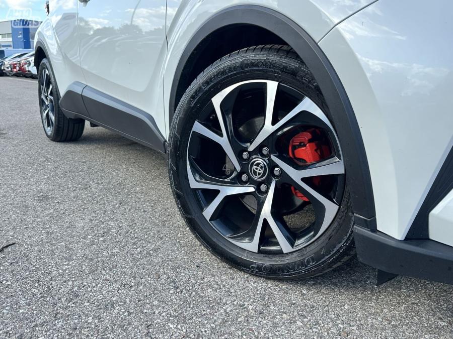 White Toyota C-HR 2020 in Kaunas, with an engine capacity of 1.80 L and mileage of 102 thousand km for 20472 €, photo 31 on AUTOMOTO.COM.LV