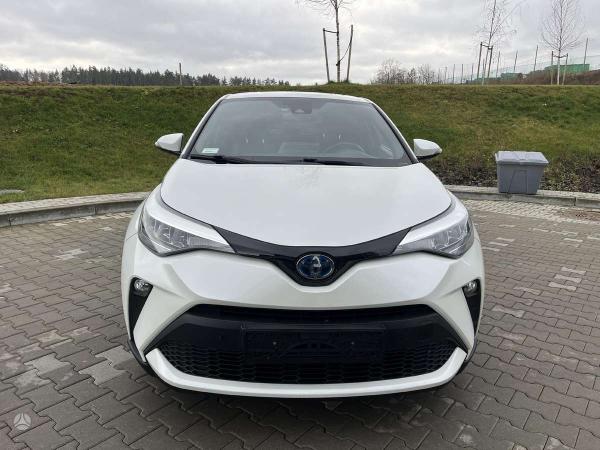 White Toyota C-HR 2021 in Vilnius, with an engine capacity of 1.80 L and mileage of 150 thousand km for 17300 €, photo 2 on AUTOMOTO.COM.LV