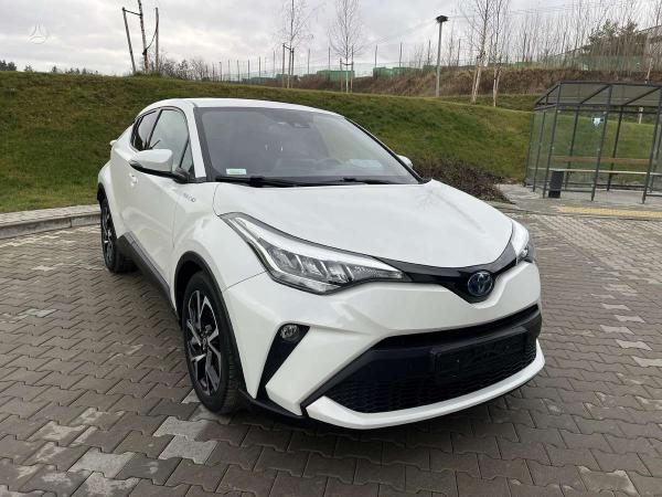White Toyota C-HR 2021 in Vilnius, with an engine capacity of 1.80 L and mileage of 150 thousand km for 17300 €, photo 3 on AUTOMOTO.COM.LV