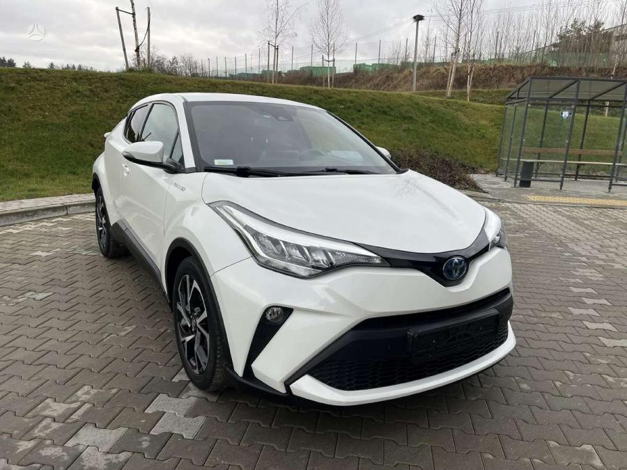 White Toyota C-HR 2021 in Vilnius, with an engine capacity of 1.80 L and mileage of 150 thousand km for 17300 €, photo 3 on AUTOMOTO.COM.LV