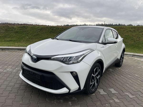 White Toyota C-HR 2021 in Vilnius, with an engine capacity of 1.80 L and mileage of 150 thousand km for 17300 €, photo 4 on AUTOMOTO.COM.LV