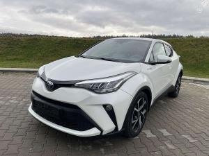White Toyota C-HR 2021 in Vilnius, with an engine capacity of 1.80 L and mileage of 150 thousand km for 17300 €, photo 4 on AUTOMOTO.COM.LV