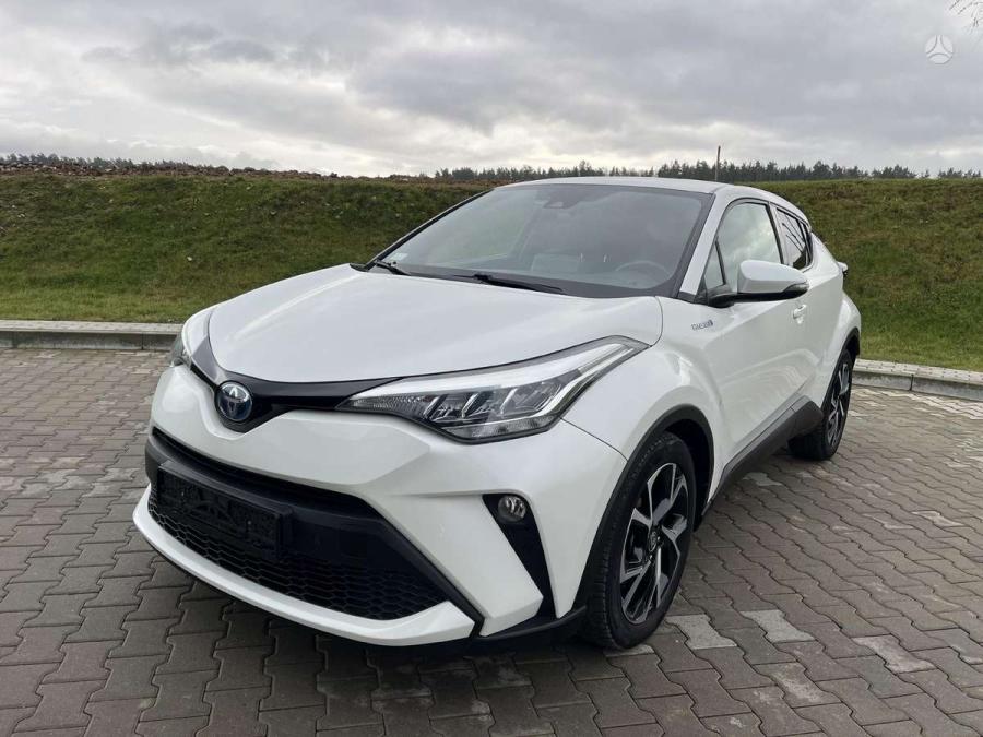 White Toyota C-HR 2021 in Vilnius, with an engine capacity of 1.80 L and mileage of 150 thousand km for 17300 €, photo 4 on AUTOMOTO.COM.LV