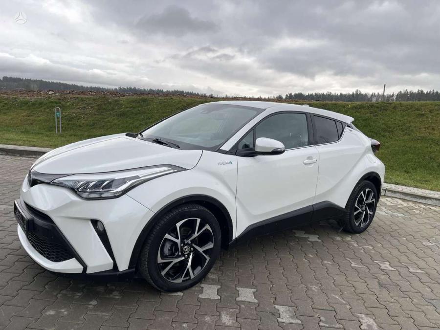 White Toyota C-HR 2021 in Vilnius, with an engine capacity of 1.80 L and mileage of 150 thousand km for 17300 €, photo 5 on AUTOMOTO.COM.LV