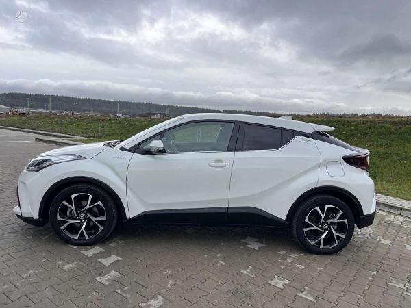 White Toyota C-HR 2021 in Vilnius, with an engine capacity of 1.80 L and mileage of 150 thousand km for 17300 €, photo 6 on AUTOMOTO.COM.LV