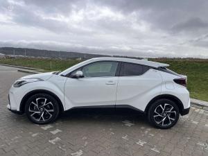 White Toyota C-HR 2021 in Vilnius, with an engine capacity of 1.80 L and mileage of 150 thousand km for 17300 €, photo 6 on AUTOMOTO.COM.LV