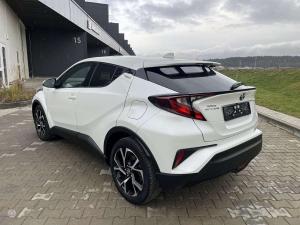 White Toyota C-HR 2021 in Vilnius, with an engine capacity of 1.80 L and mileage of 150 thousand km for 17300 €, photo 7 on AUTOMOTO.COM.LV
