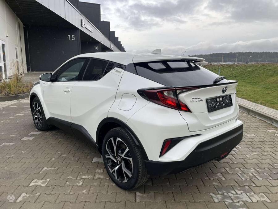 White Toyota C-HR 2021 in Vilnius, with an engine capacity of 1.80 L and mileage of 150 thousand km for 17300 €, photo 7 on AUTOMOTO.COM.LV