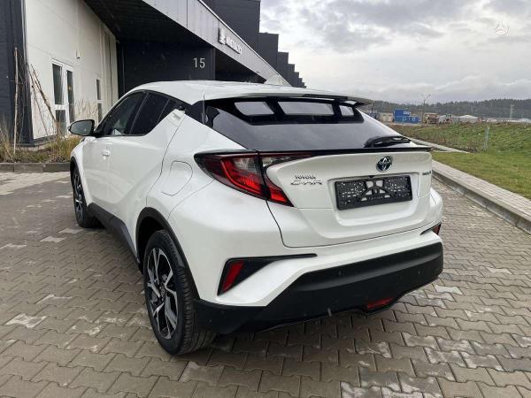 White Toyota C-HR 2021 in Vilnius, with an engine capacity of 1.80 L and mileage of 150 thousand km for 17300 €, photo 8 on AUTOMOTO.COM.LV