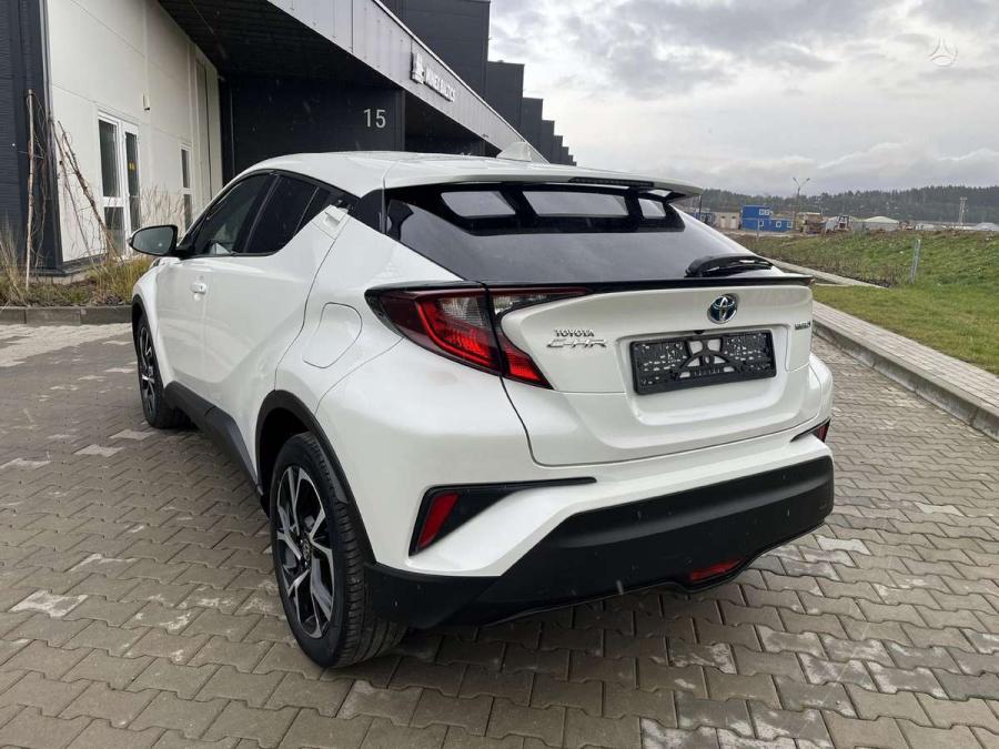 White Toyota C-HR 2021 in Vilnius, with an engine capacity of 1.80 L and mileage of 150 thousand km for 17300 €, photo 8 on AUTOMOTO.COM.LV