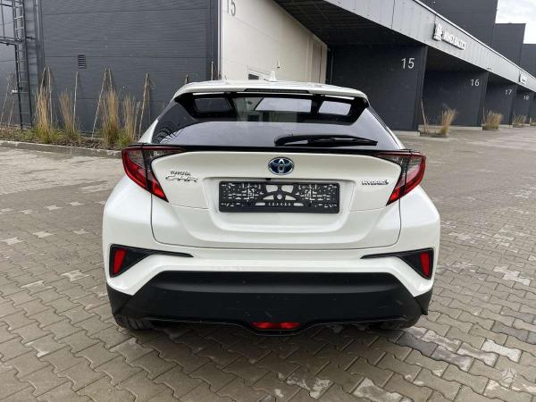 White Toyota C-HR 2021 in Vilnius, with an engine capacity of 1.80 L and mileage of 150 thousand km for 17300 €, photo 9 on AUTOMOTO.COM.LV