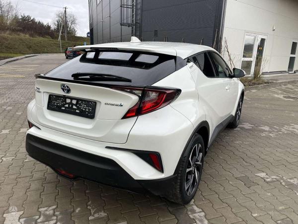 White Toyota C-HR 2021 in Vilnius, with an engine capacity of 1.80 L and mileage of 150 thousand km for 17300 €, photo 10 on AUTOMOTO.COM.LV
