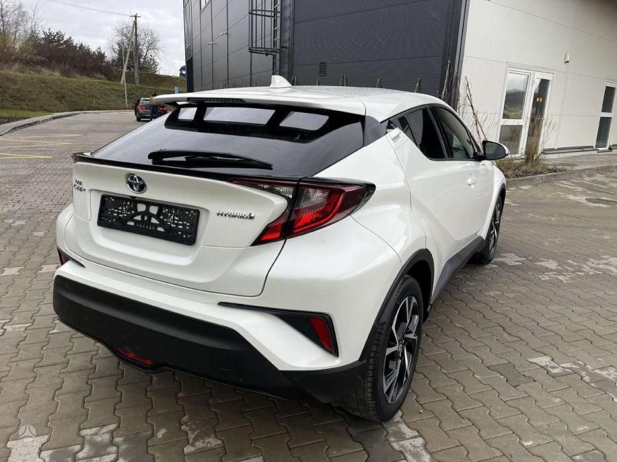 White Toyota C-HR 2021 in Vilnius, with an engine capacity of 1.80 L and mileage of 150 thousand km for 17300 €, photo 10 on AUTOMOTO.COM.LV