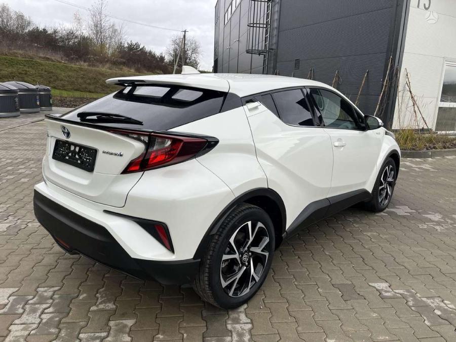 White Toyota C-HR 2021 in Vilnius, with an engine capacity of 1.80 L and mileage of 150 thousand km for 17300 €, photo 11 on AUTOMOTO.COM.LV