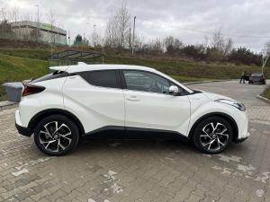 White Toyota C-HR 2021 in Vilnius, with an engine capacity of 1.80 L and mileage of 150 thousand km for 17300 €, photo 12 on AUTOMOTO.COM.LV