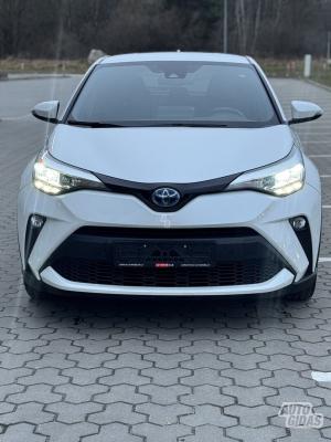 White Toyota C-HR 2021 in Vilnius, with an engine capacity of 1.80 L and mileage of 66 thousand km for 21950 €, photo 2 on AUTOMOTO.COM.LV