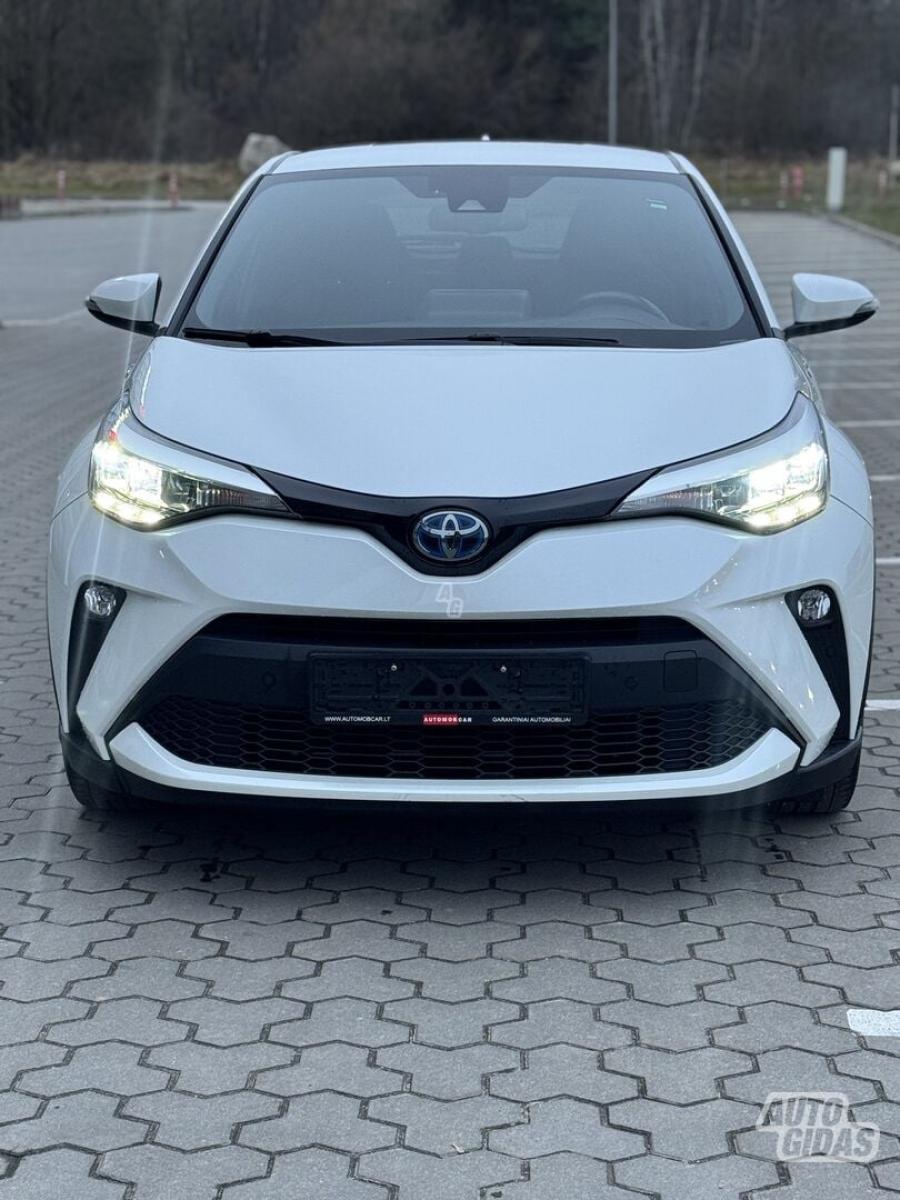 White Toyota C-HR 2021 in Vilnius, with an engine capacity of 1.80 L and mileage of 66 thousand km for 21950 €, photo 2 on AUTOMOTO.COM.LV