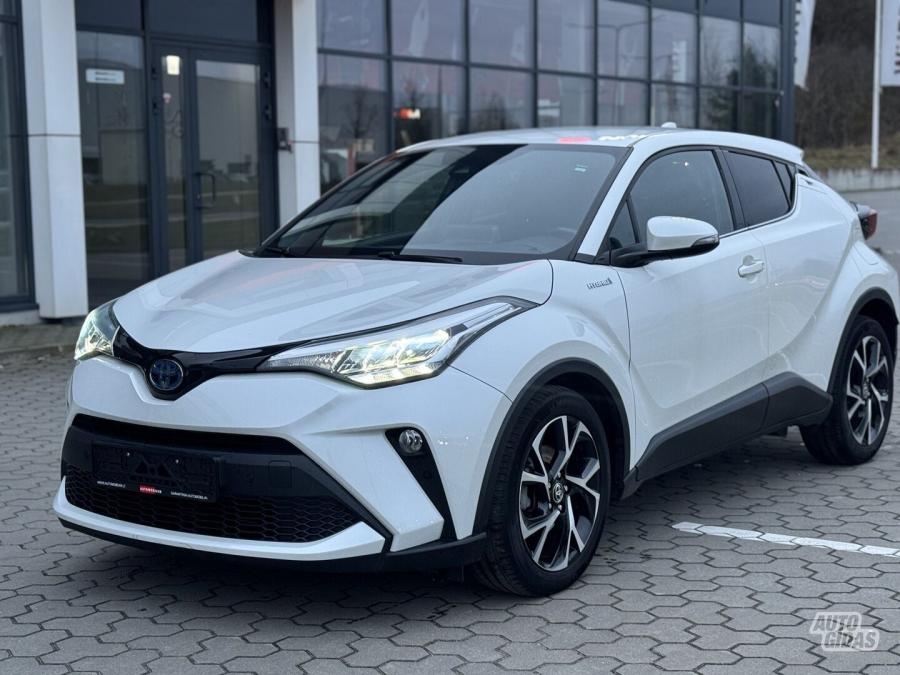 White Toyota C-HR 2021 in Vilnius, with an engine capacity of 1.80 L and mileage of 66 thousand km for 21950 €, photo 3 on AUTOMOTO.COM.LV