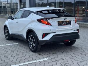 White Toyota C-HR 2021 in Vilnius, with an engine capacity of 1.80 L and mileage of 66 thousand km for 21950 €, photo 4 on AUTOMOTO.COM.LV