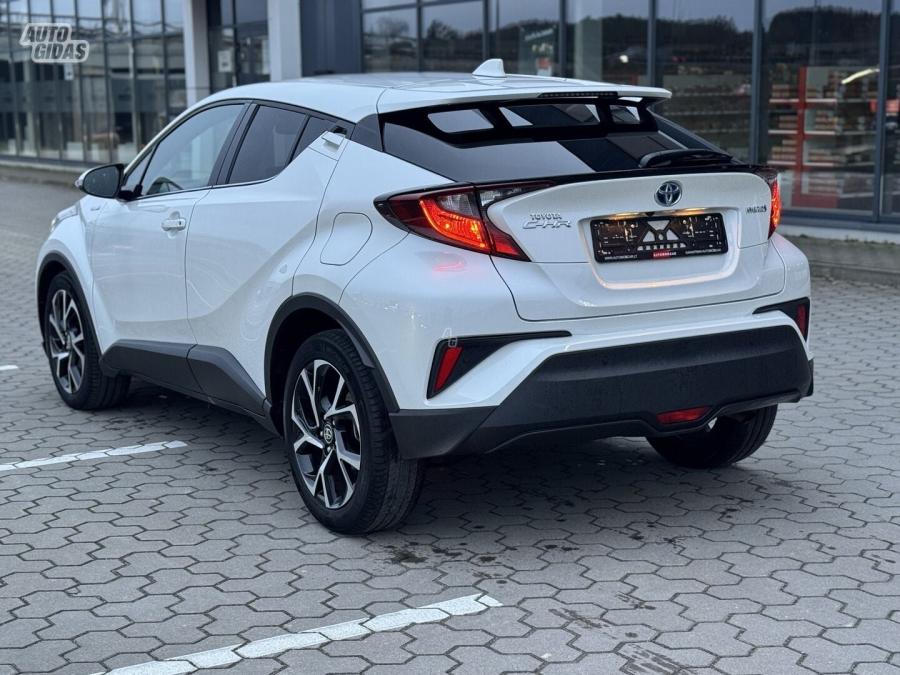 White Toyota C-HR 2021 in Vilnius, with an engine capacity of 1.80 L and mileage of 66 thousand km for 21950 €, photo 4 on AUTOMOTO.COM.LV