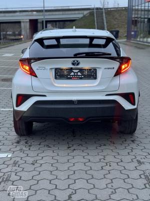 White Toyota C-HR 2021 in Vilnius, with an engine capacity of 1.80 L and mileage of 66 thousand km for 21950 €, photo 5 on AUTOMOTO.COM.LV