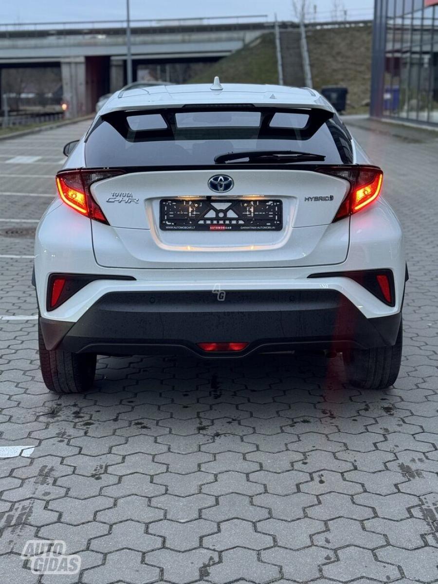 White Toyota C-HR 2021 in Vilnius, with an engine capacity of 1.80 L and mileage of 66 thousand km for 21950 €, photo 5 on AUTOMOTO.COM.LV
