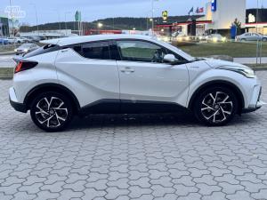 White Toyota C-HR 2021 in Vilnius, with an engine capacity of 1.80 L and mileage of 66 thousand km for 21950 €, photo 7 on AUTOMOTO.COM.LV