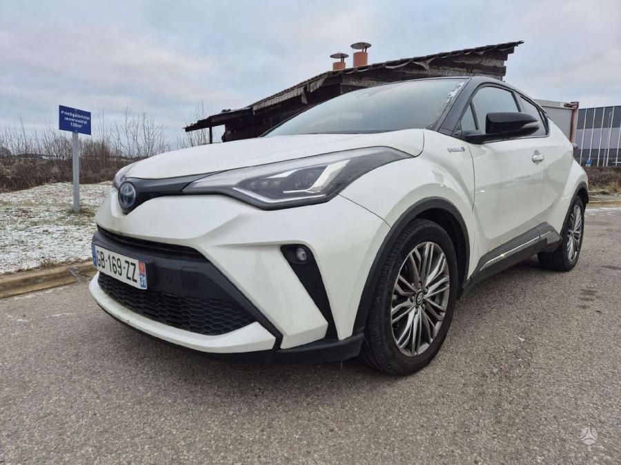 White Toyota C-HR 2021 in Riga, with an engine capacity of 1.99 L and mileage of 85 thousand km for 17900 €, photo 1 on AUTOMOTO.COM.LV