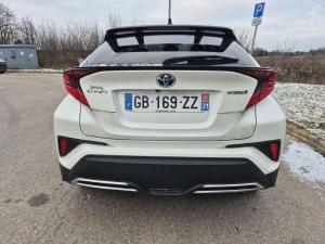 White Toyota C-HR 2021 in Riga, with an engine capacity of 1.99 L and mileage of 85 thousand km for 17900 €, photo 3 on AUTOMOTO.COM.LV