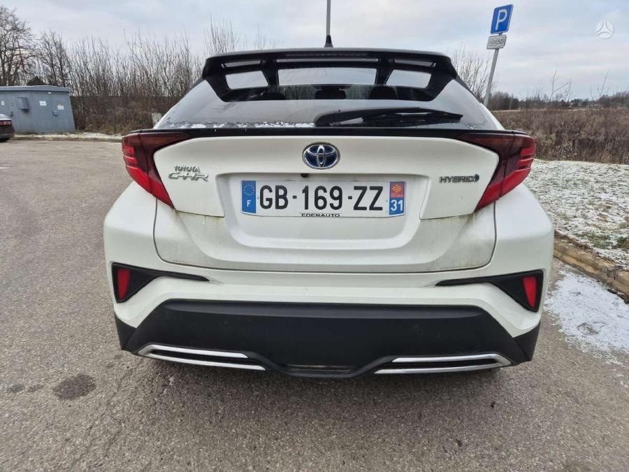 White Toyota C-HR 2021 in Riga, with an engine capacity of 1.99 L and mileage of 85 thousand km for 17900 €, photo 3 on AUTOMOTO.COM.LV