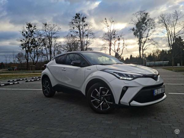 Белый Тойота C-HR 2021 в Каунас, объемом двигателя 1.80 л и пробегом 56 тыс. км за 22500 €, фото 1 на AUTOMOTO.COM.LV