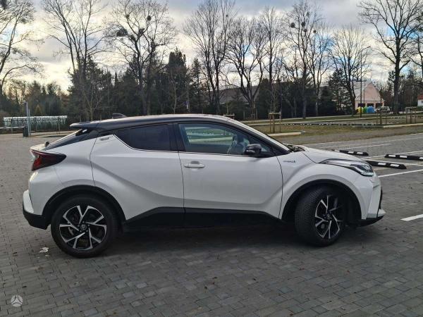 Белый Тойота C-HR 2021 в Каунас, объемом двигателя 1.80 л и пробегом 56 тыс. км за 22500 €, фото 2 на AUTOMOTO.COM.LV