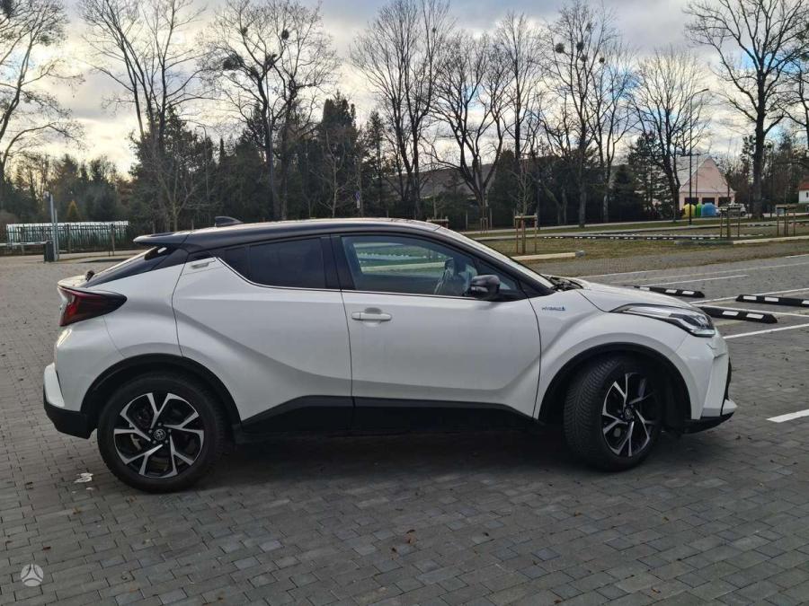 Белый Тойота C-HR 2021 в Каунас, объемом двигателя 1.80 л и пробегом 56 тыс. км за 22500 €, фото 2 на AUTOMOTO.COM.LV