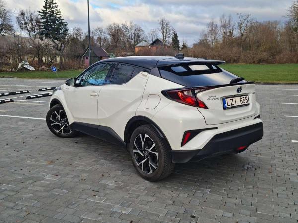 Белый Тойота C-HR 2021 в Каунас, объемом двигателя 1.80 л и пробегом 56 тыс. км за 22500 €, фото 3 на AUTOMOTO.COM.LV