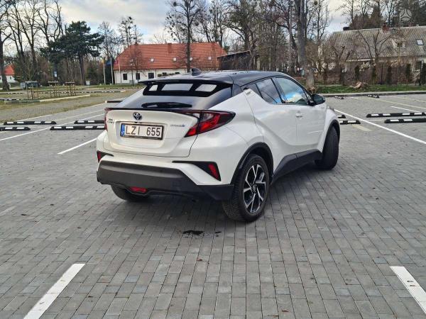 Белый Тойота C-HR 2021 в Каунас, объемом двигателя 1.80 л и пробегом 56 тыс. км за 22500 €, фото 4 на AUTOMOTO.COM.LV