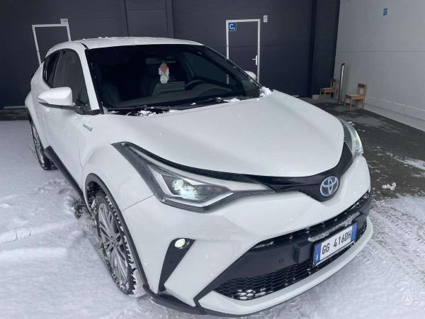 Белый Тойота C-HR 2021 в Вильнюс, объемом двигателя 1.80 л и пробегом 23 тыс. км за 19999 €, фото 5 на AUTOMOTO.COM.LV
