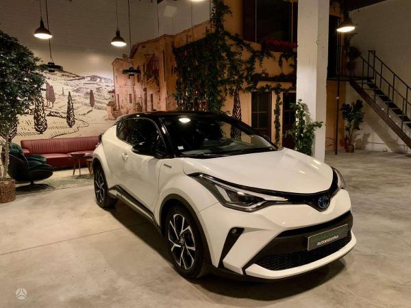 Белый Тойота C-HR 2021 в Паневежис, объемом двигателя 1.80 л и пробегом 140 тыс. км за 19990 €, фото 1 на AUTOMOTO.COM.LV