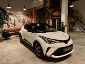 Balts Toyota C-HR 2021 Panevēža, ar dzinēja tilpumu 1.80 L un nobraukumu 140 tūkst. km par 19990 €, foto  vietnē AUTOMOTO.COM.LV