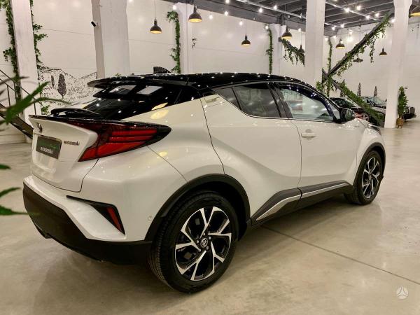 Белый Тойота C-HR 2021 в Паневежис, объемом двигателя 1.80 л и пробегом 140 тыс. км за 19990 €, фото 5 на AUTOMOTO.COM.LV