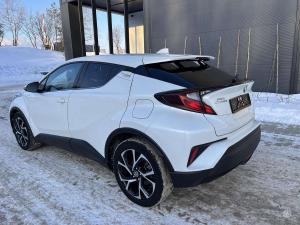 White Toyota C-HR 2021 in Vilnius, with an engine capacity of 1.80 L and mileage of 150 thousand km for 17300 €, photo 3 on AUTOMOTO.COM.LV