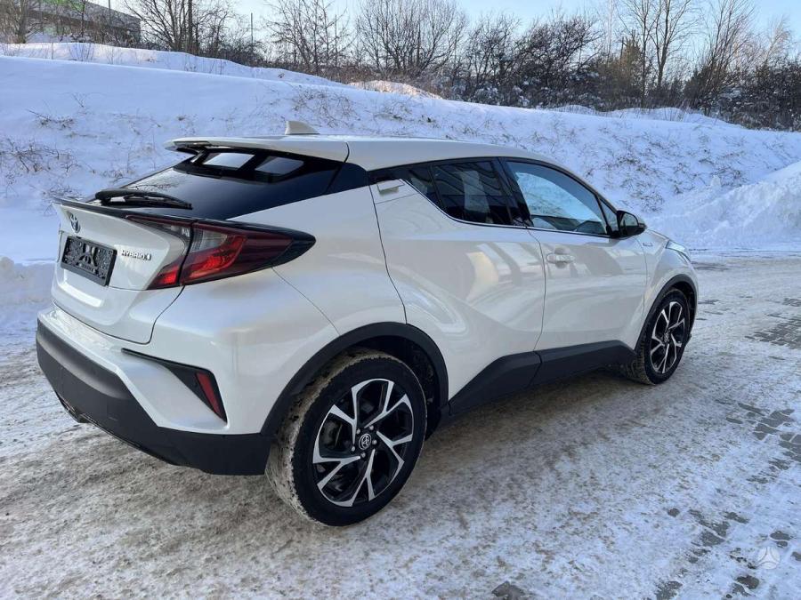 White Toyota C-HR 2021 in Vilnius, with an engine capacity of 1.80 L and mileage of 150 thousand km for 17300 €, photo 4 on AUTOMOTO.COM.LV
