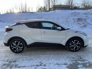 White Toyota C-HR 2021 in Vilnius, with an engine capacity of 1.80 L and mileage of 150 thousand km for 17300 €, photo 6 on AUTOMOTO.COM.LV