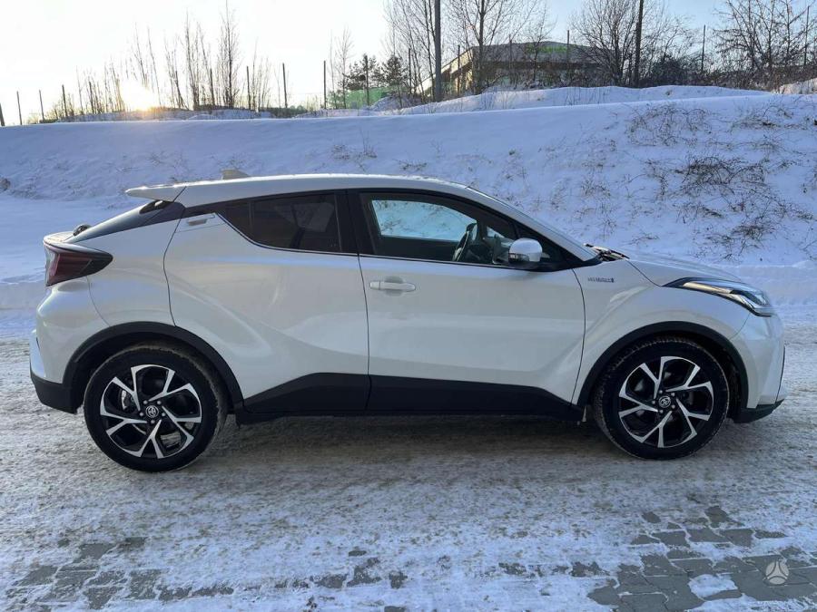 White Toyota C-HR 2021 in Vilnius, with an engine capacity of 1.80 L and mileage of 150 thousand km for 17300 €, photo 6 on AUTOMOTO.COM.LV