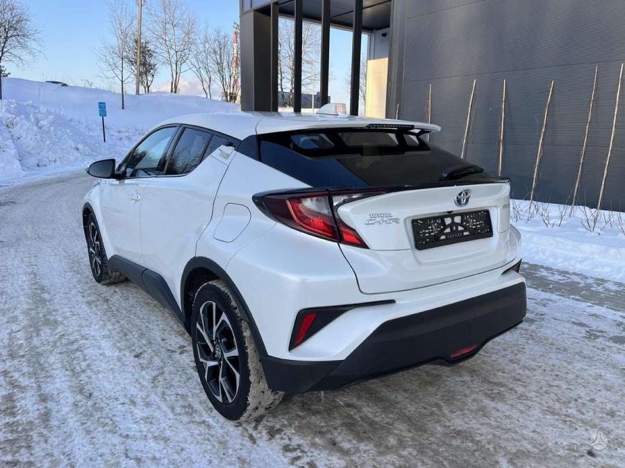 White Toyota C-HR 2021 in Vilnius, with an engine capacity of 1.80 L and mileage of 150 thousand km for 17300 €, photo 11 on AUTOMOTO.COM.LV