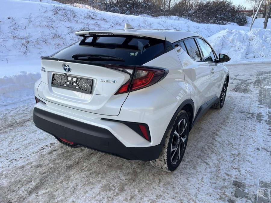 White Toyota C-HR 2021 in Vilnius, with an engine capacity of 1.80 L and mileage of 150 thousand km for 17300 €, photo 12 on AUTOMOTO.COM.LV