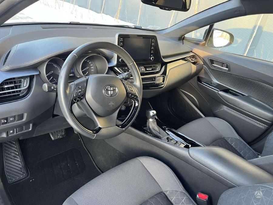 White Toyota C-HR 2021 in Vilnius, with an engine capacity of 1.80 L and mileage of 150 thousand km for 17300 €, photo 16 on AUTOMOTO.COM.LV