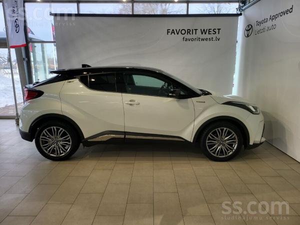 Белый Тойота C-HR 2021 в Вентспилс, объемом двигателя 2.00 л и пробегом 86 тыс. км за 21500 €, фото 3 на AUTOMOTO.COM.LV